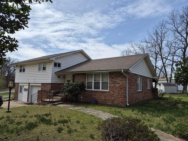 222 SE 3rd St, Pryor, OK 74361