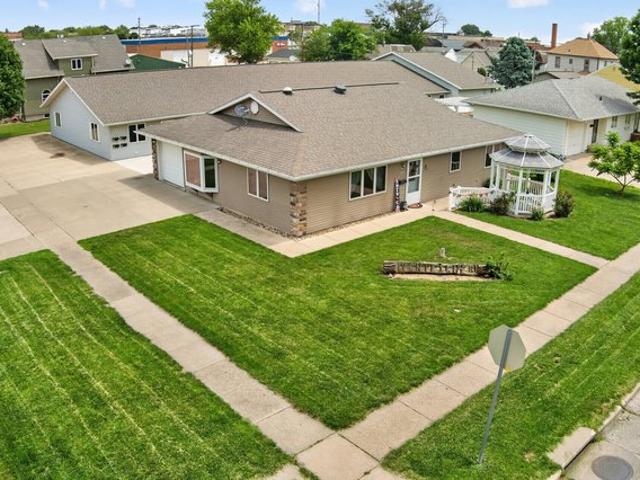 222 W 2nd St, Carroll, IA 51401