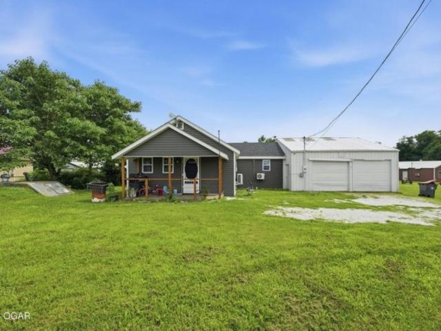 222 W Splitlog St, Goodman, MO 64843