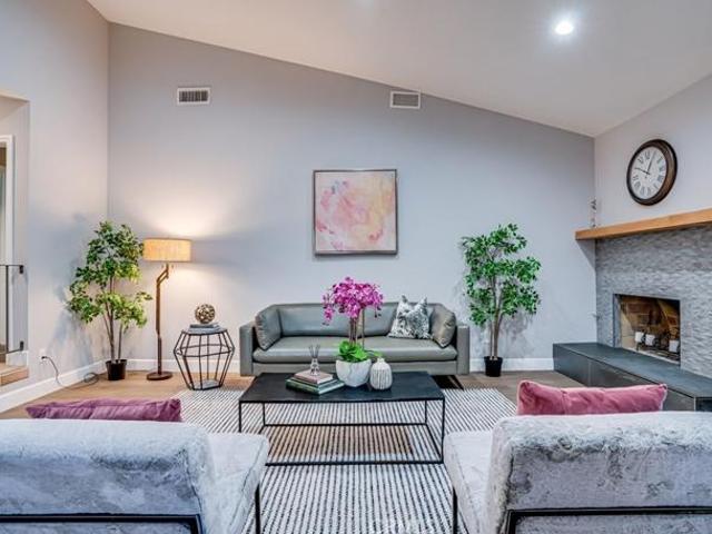 22346 Wyandotte St, Canoga Park, CA 91303