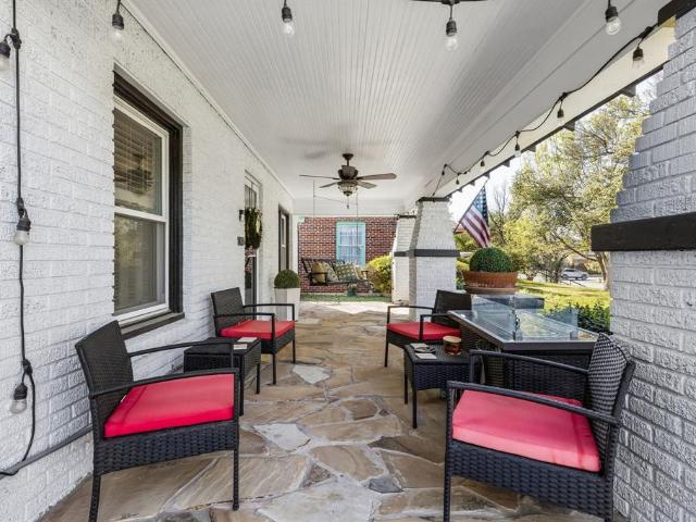 2235 Mistletoe Boulevard