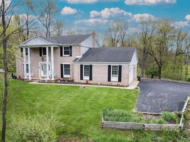 2235 Stonewall Dr, Brandon, MI 48462