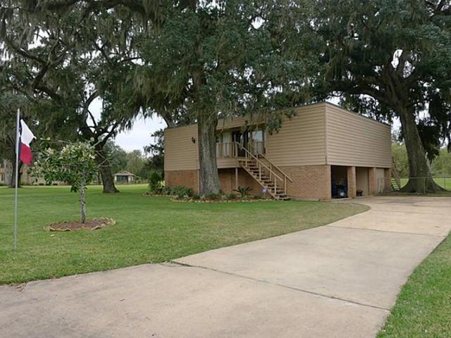 2236 Ridgewood Dr, West Columbia, TX 77486