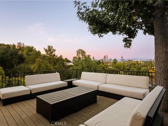 22370 Algunas Rd, Woodland Hills, CA 91364 | MLS #SR26043 | Compass