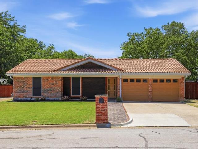 2237 Shady Brook Dr, Bedford, TX 76021