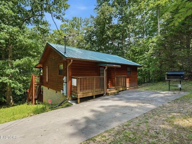 2230 Cove Creek Dr, Sevierville, TN 37862