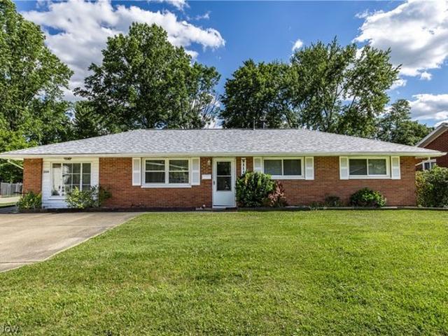 2230 Lynnwood Dr, Stow, OH 44224
