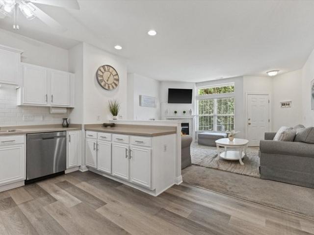 2230 W Vista Bella Dr, Oak Creek, WI 53154
