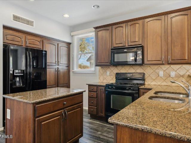 2233 e pecan road