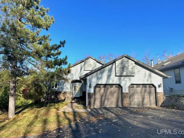 223 Crestview Dr, Marquette, MI