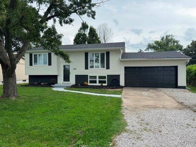 223 Bachman Ln, Godfrey, IL 62035