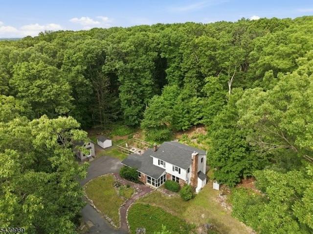 223 Beacon Hill Rd, Washington Township, NJ 07830