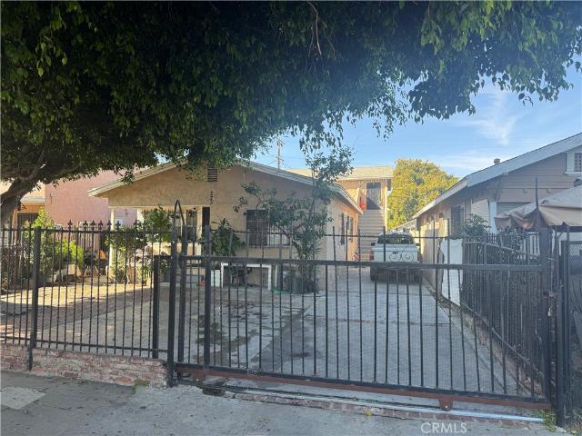 223 E 55th St, Los Angeles, CA 90011 | MLS #DW26058