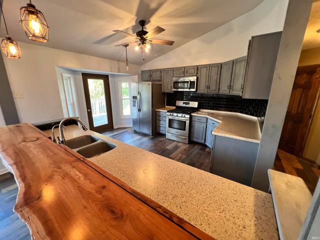 223 E Deerwood Ct