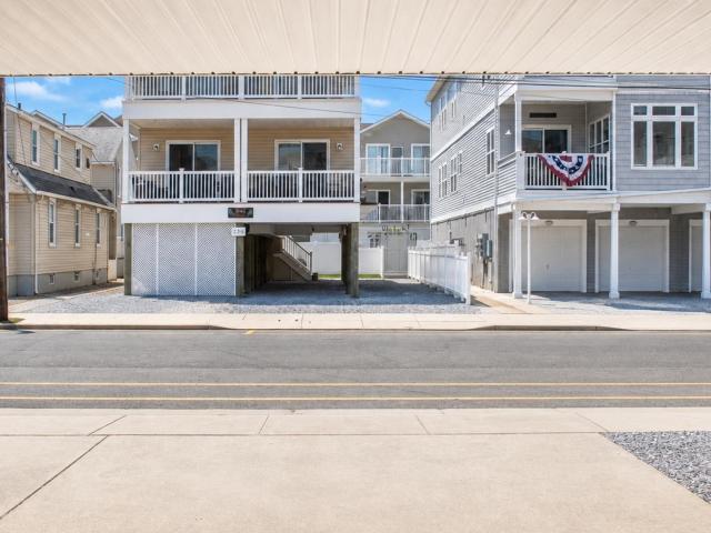 223 E Roberts Avenue