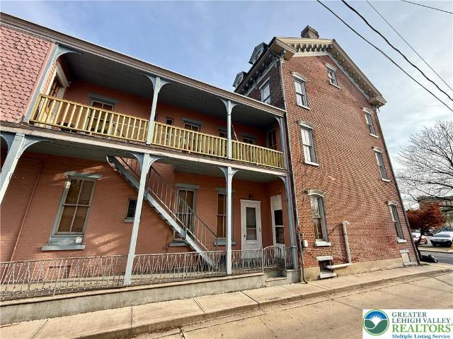 223 N 8th