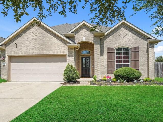 223 Rochester Trail Ln, Dickinson, TX 77539