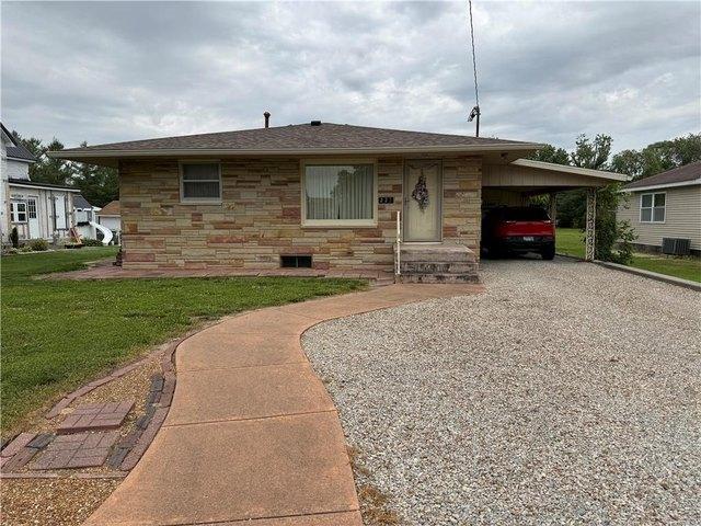 223 W Embarras St Ste Marie, IL 62459