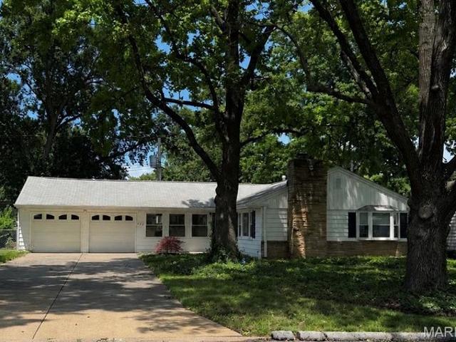 223 Woodridge Rd, Kirkwood, MO 63122