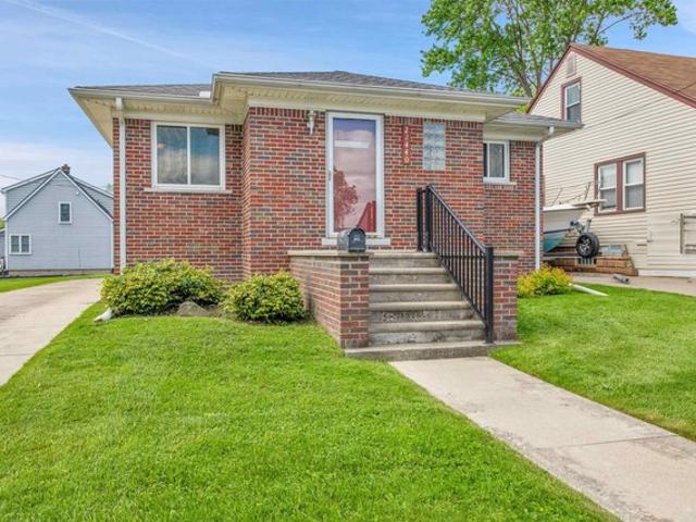 22440 Beach St, Saint Clair Shores, MI 48081