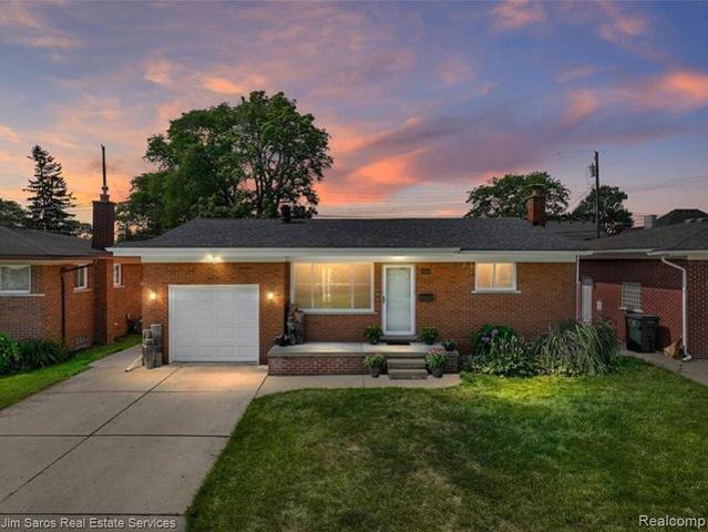 22444 Wildwood St, Saint Clair Shores, MI 48081