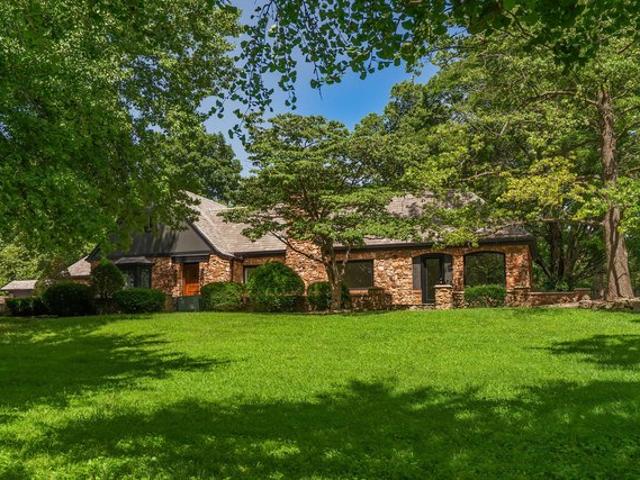 2244 S Edgewater Dr, Springfield, MO 65804