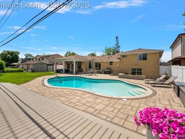 22461 Benjamin St, Saint Clair Shores, MI 48081