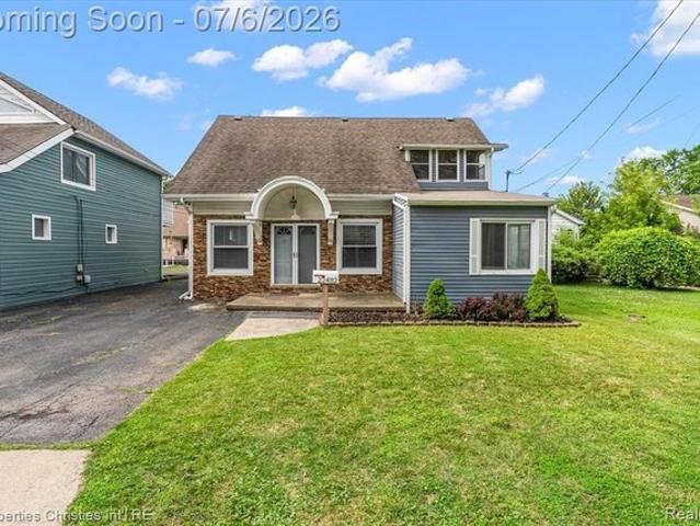 22482 Beach St, Saint Clair Shores, MI 48081