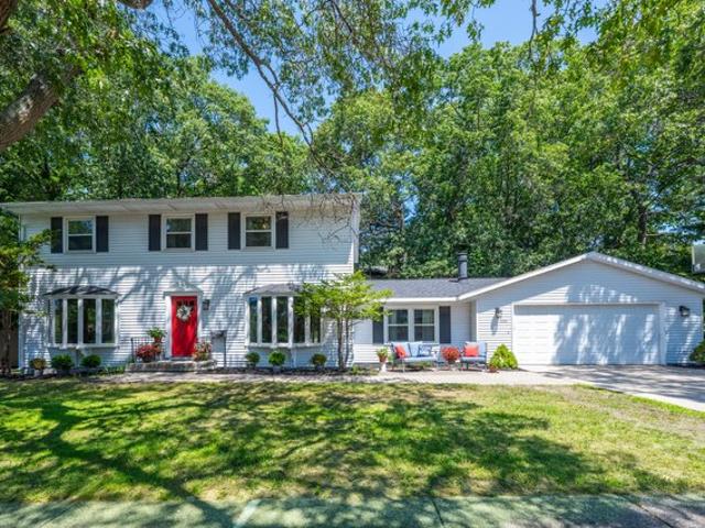 2240 Pleasant Hill Dr, Norton Shores, MI 49441