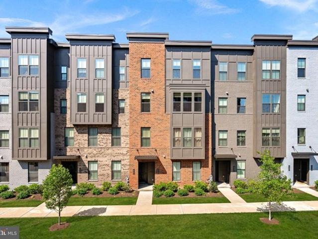 2240 Woodland Gap Ter, Herndon, VA 20171