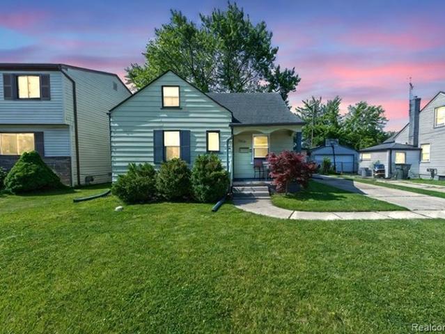 22410 Glen Ct, Saint Clair Shores, MI 48080