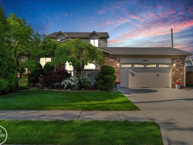 22416 Maple St, Saint Clair Shores, MI 48081