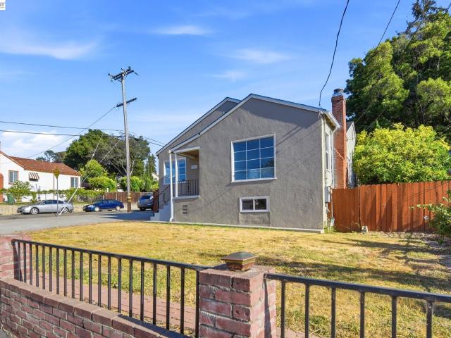 2241 Kelly St