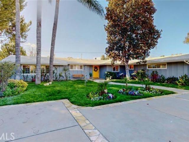 22428 Victory Blvd, Woodland Hills, CA 91367