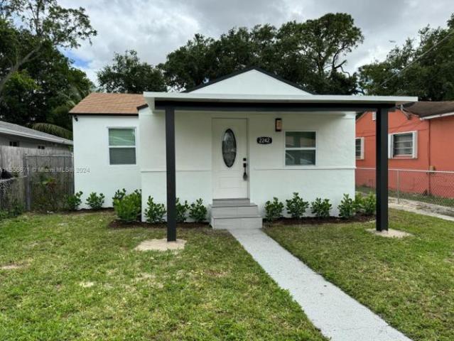 2242 NW 49th St, Miami, FL 33142