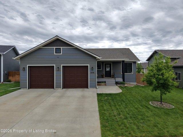 2242 Arapaho Ct, Dickinson, ND 58601