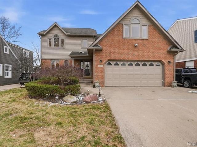 22432 Pointe Dr, Saint Clair Shores, MI 48081