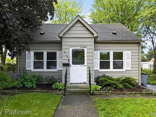 22436 Doremus St, Saint Clair Shores, MI 48080