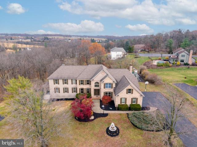 2243 Oakwood Ct, Fogelsville, PA