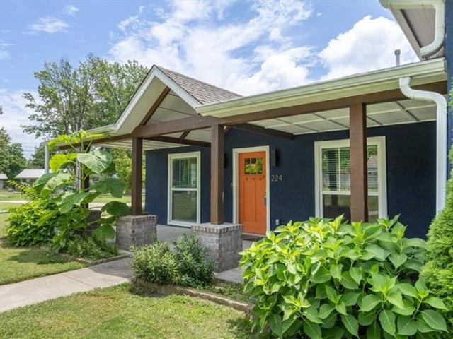 224 E Lake Francis Dr, Siloam Springs, AR 72761