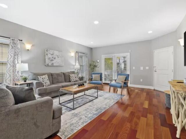 224 E Lloyd St