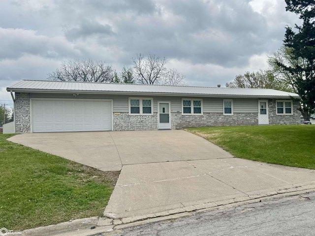 224 S 17th St, Chariton, IA 50049