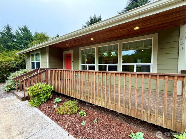 224 S Oar Loop SW