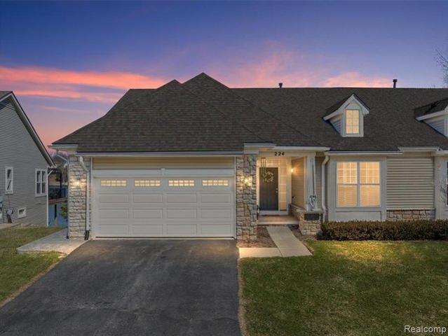 224 Stony Lake Dr, Oxford Township, MI 48371