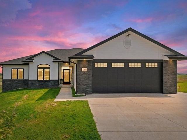 22561 Applewood Rd, Glenwood, IA 51534