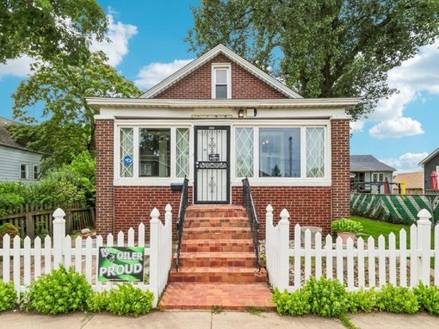 2256 White Oak Ave, Whiting, IN 46394
