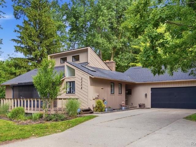 2258 S Long Lake Rd, Fenton, MI 48430