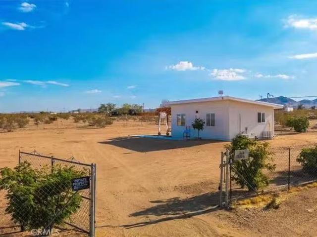 2250 Delgada Avenue, Landers, CA 92285 653369290