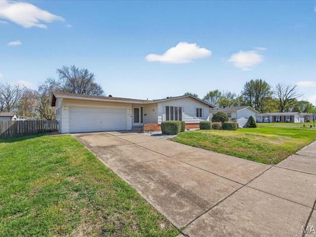 2250 Loveland Dr, Florissant, MO 63031