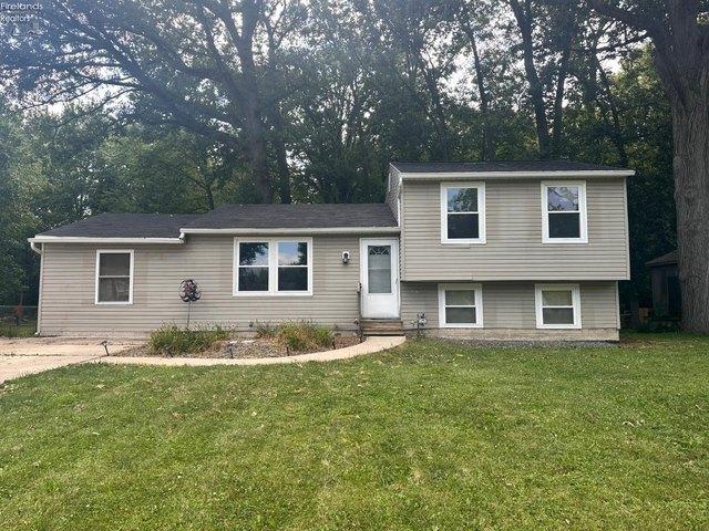 2250 Woodmont Dr, Fremont, OH 43420